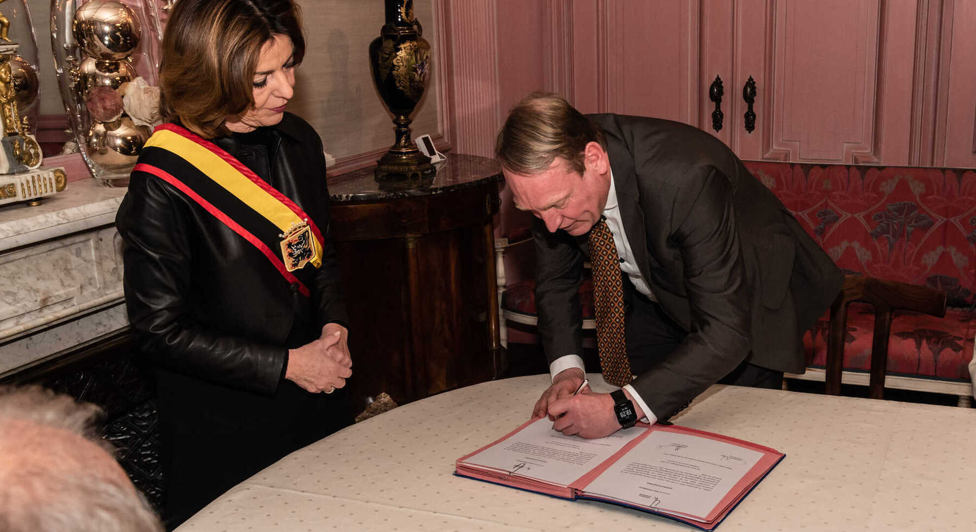 Geert Hermans legt eed af als nieuwe burgemeester van Buggenhout - Carina Van Cauter